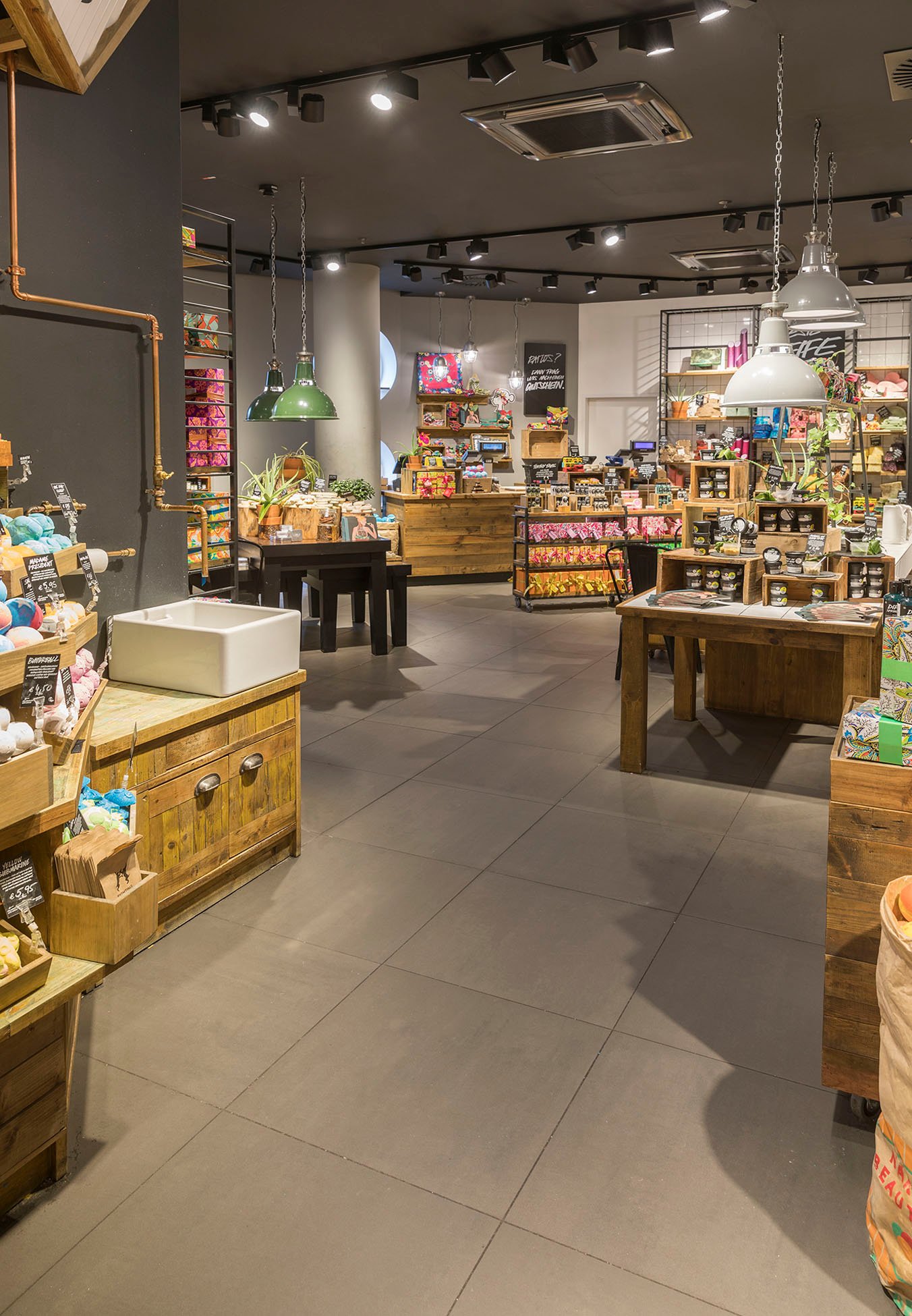 Lush Store, Dubai Mall - Retail Store/Shop Interior Design on Love That ... Lush Store, Dubai Mall - Retail Store/Shop Interior Design on Love That ...